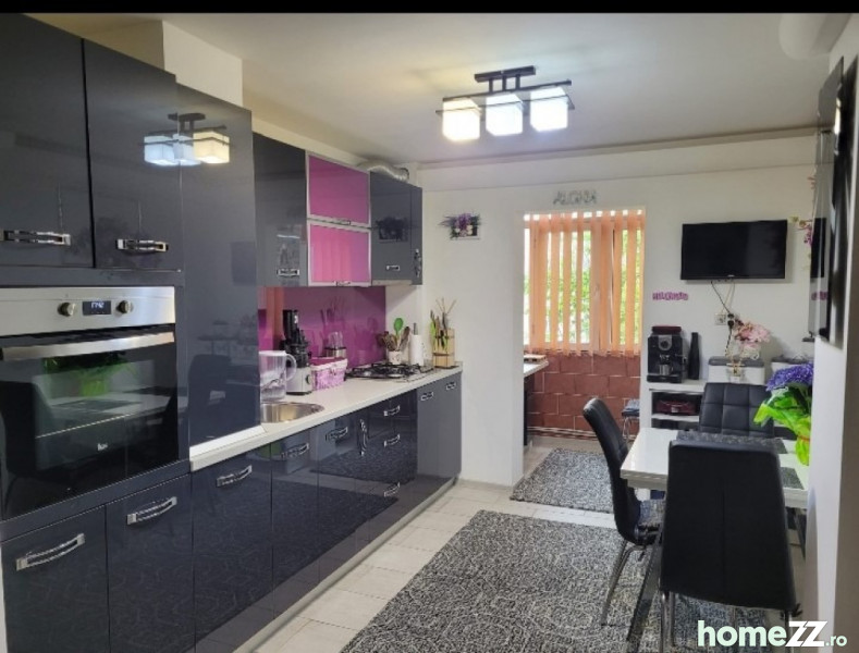 Apartament cu 3 camere decomandate Zona Obcini, 95.000 eur - HomeZZ.ro